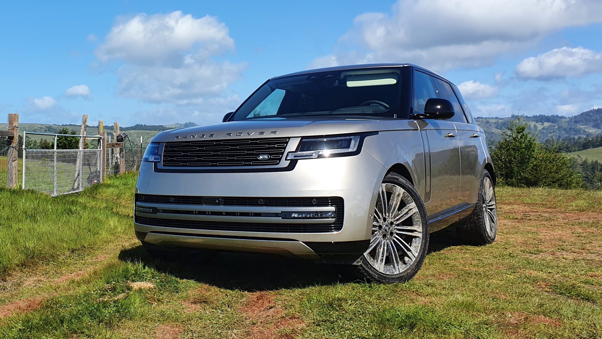 Novo Range Rover chega ao Brasil em julho com versões híbridas e luxo