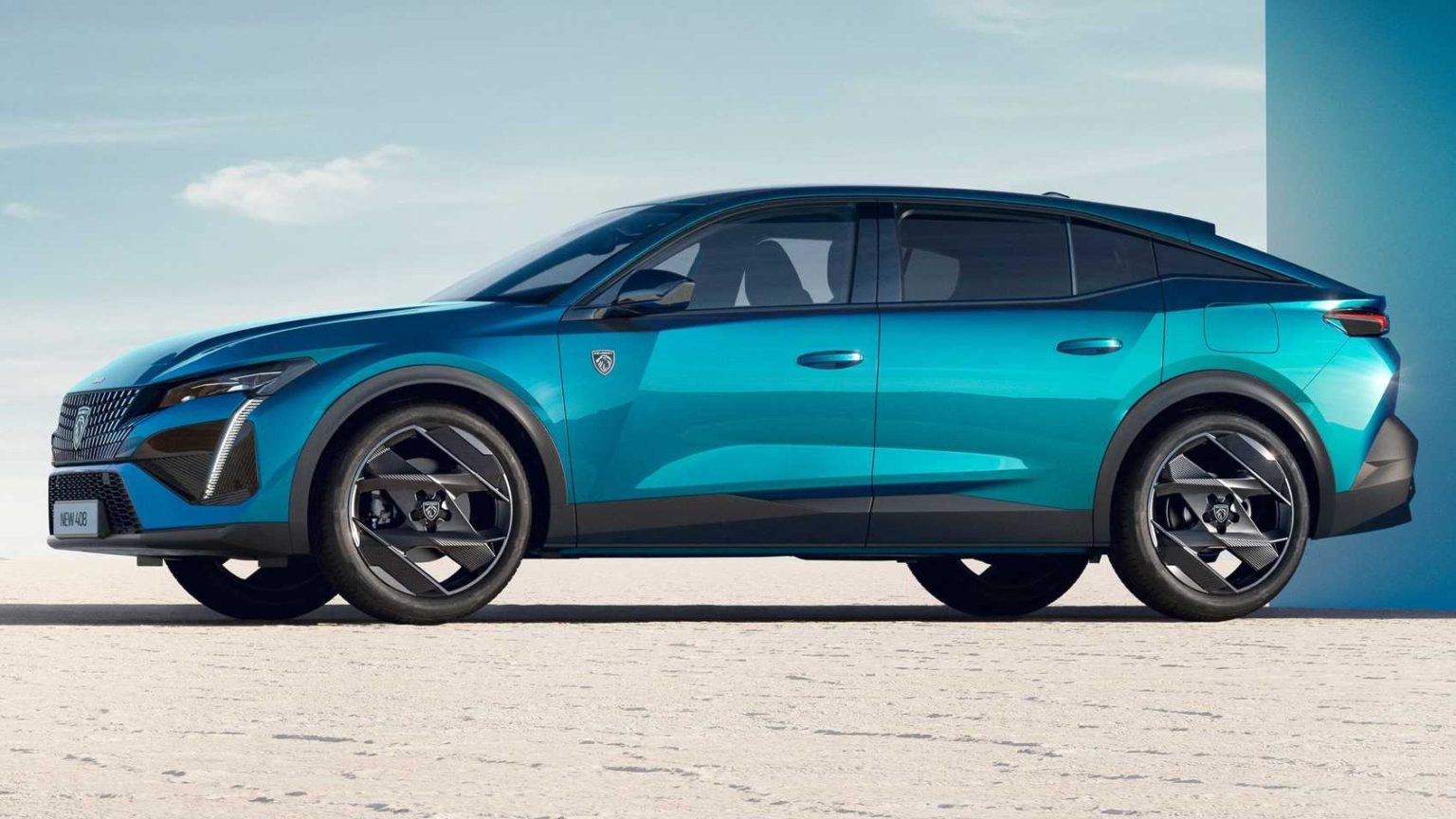 Novo Peugeot 408 renasce com estilo crossover e versões híbridas