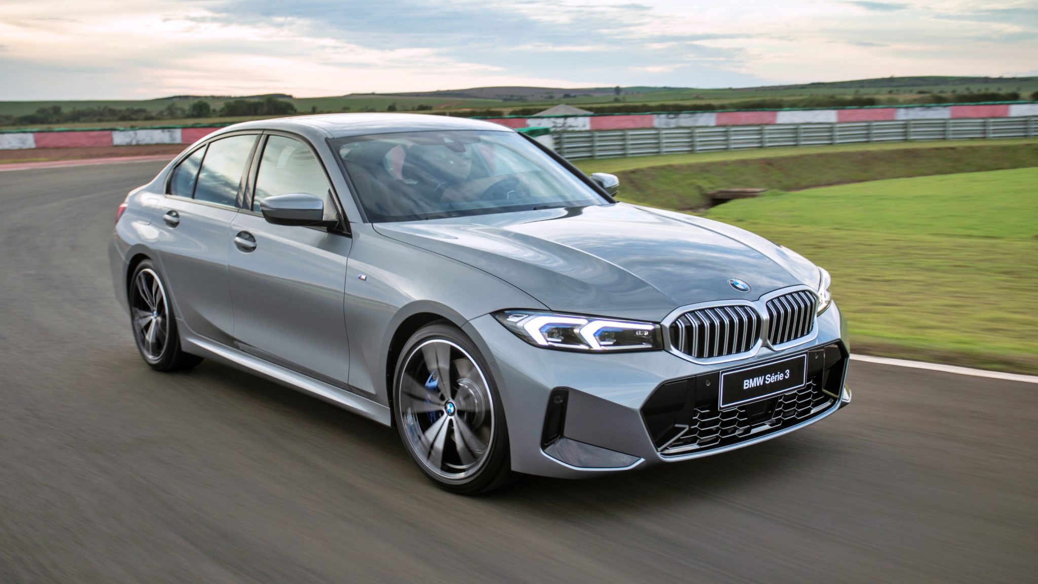 Aceleramos o novo BMW 320i com o grande painel digital do elétrico iX