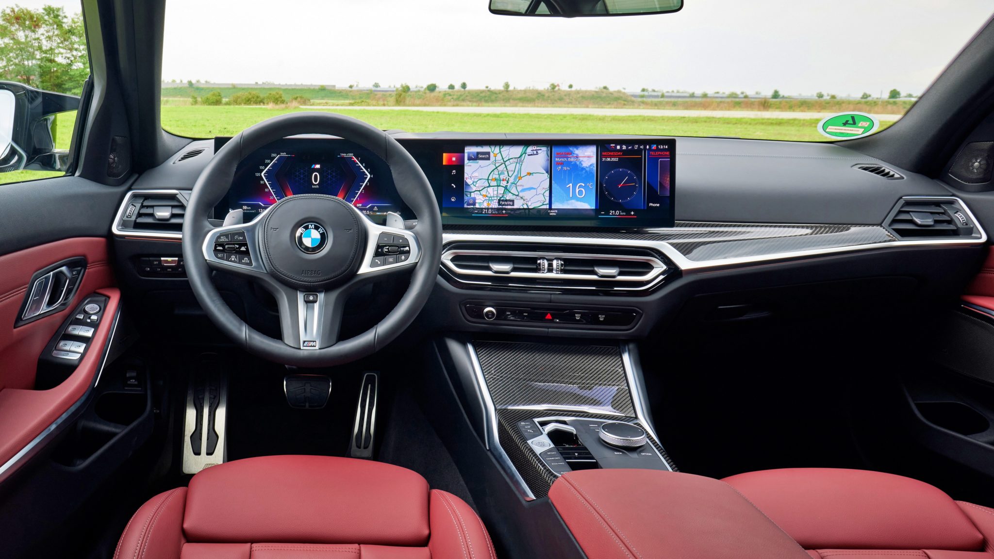 Aceleramos o novo BMW 320i com o grande painel digital do elétrico iX