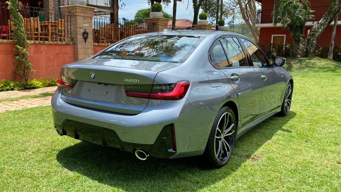 Aceleramos o novo BMW 320i com o grande painel digital do elétrico iX