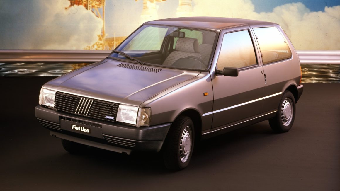Fiat Uno celebra 40 anos de história de sucessos e inovações; confira