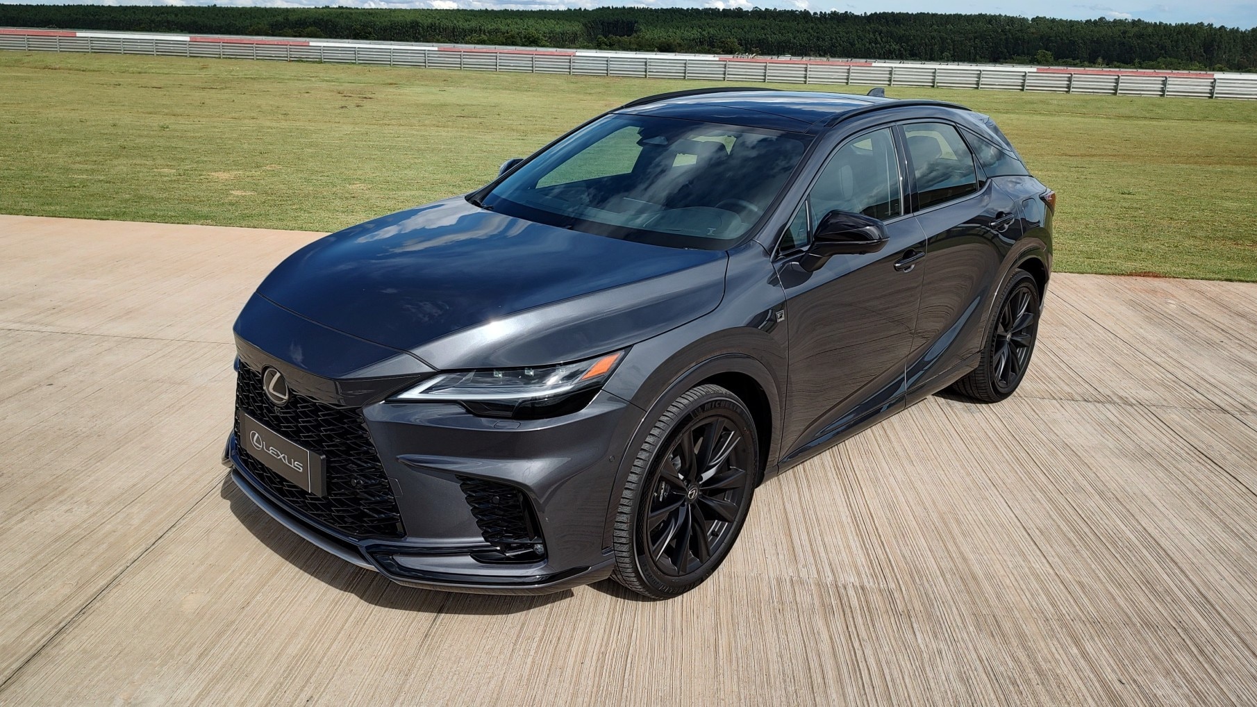 Aceleramos, na pista, o novo Lexus RX 500h, que custa mais de meio ...